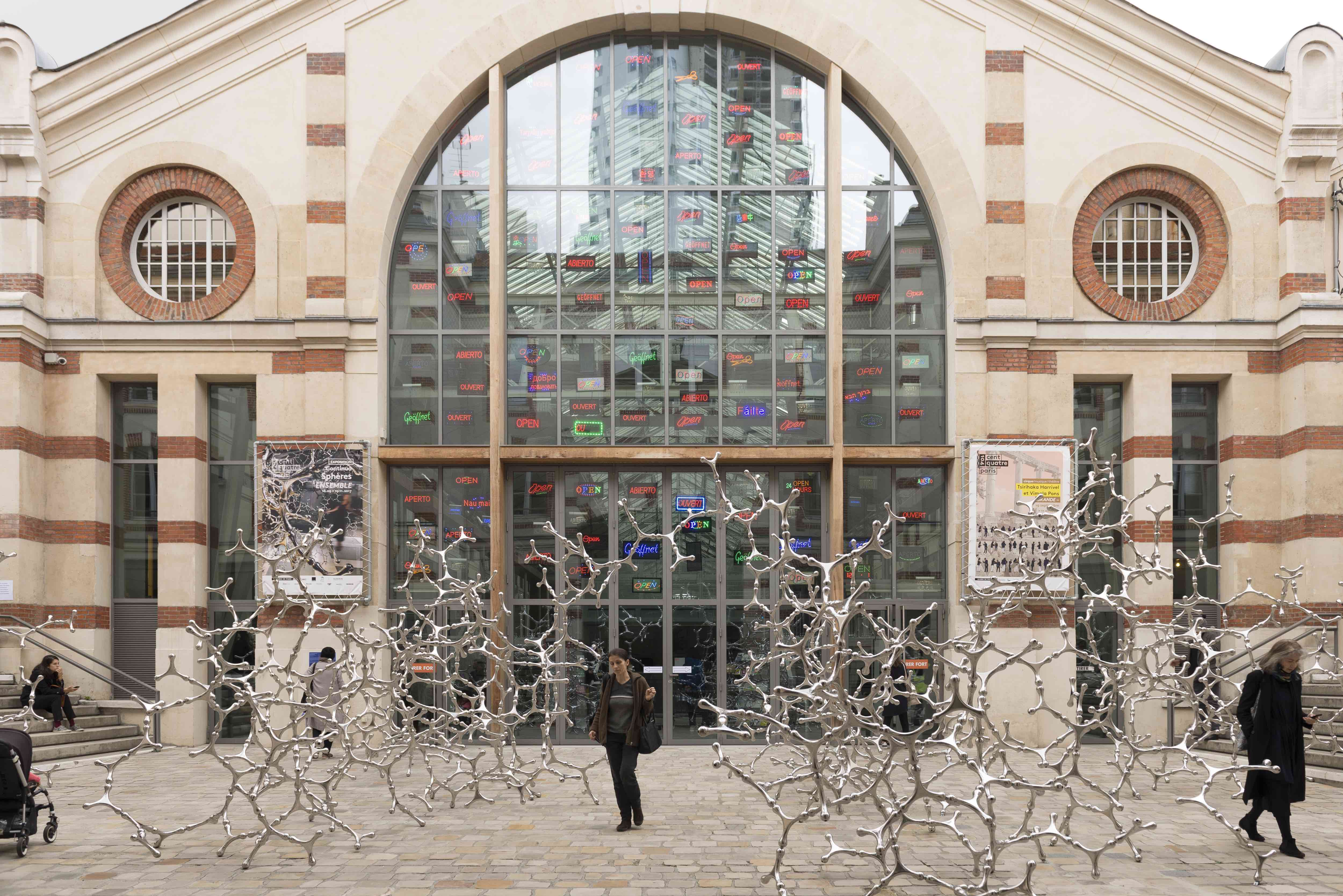 Vue de la cour Curial lors de l'exposition Continua Spheres Ensemble ...