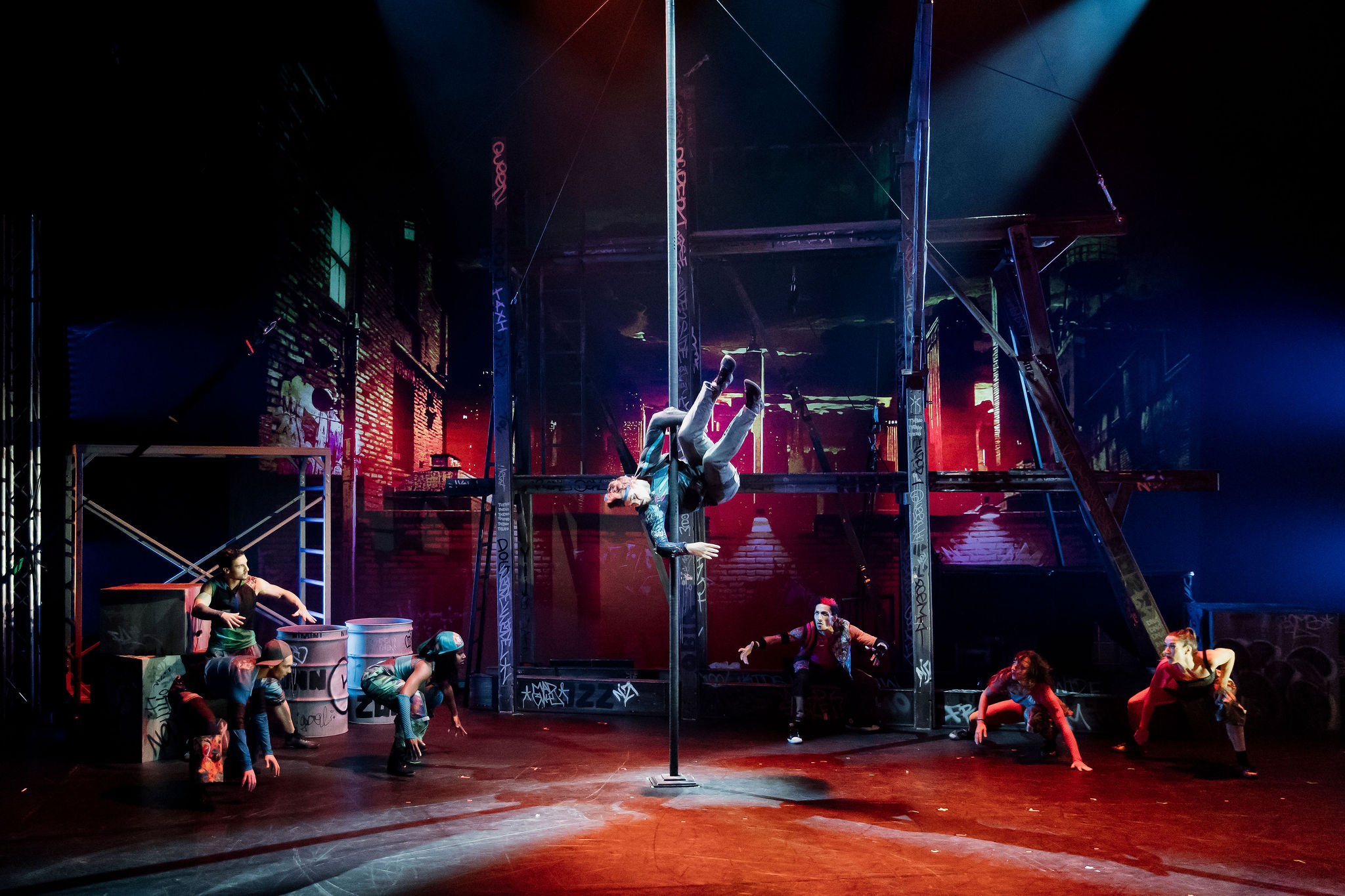 "Cirque Eloize" : un West Side Eloize époustouflant au Théâtre ...