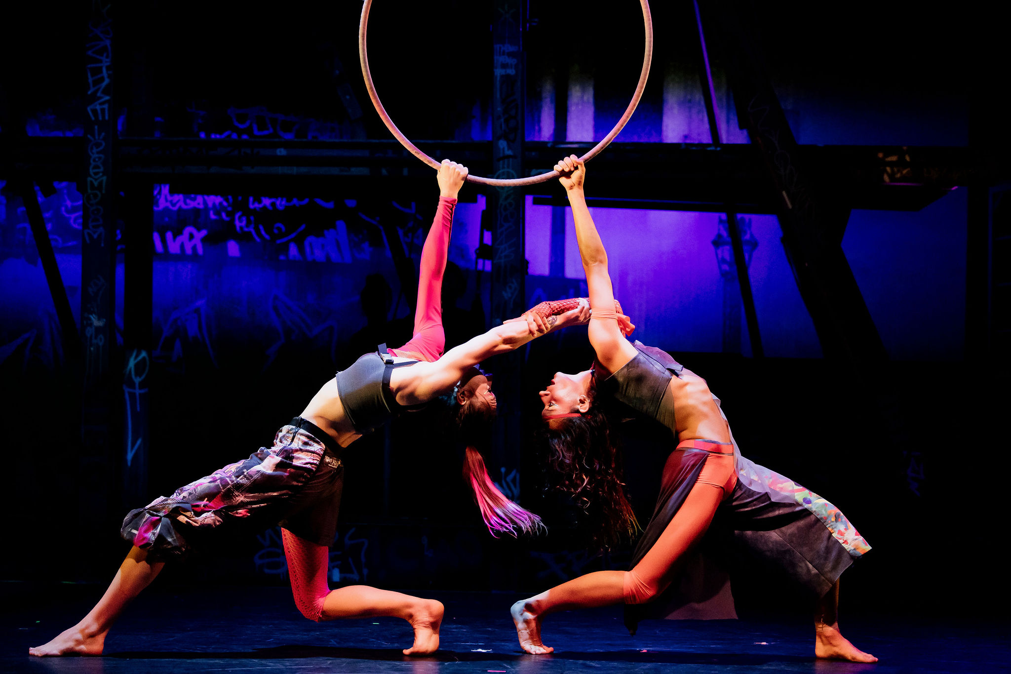 "Cirque Eloize" : un West Side Eloize époustouflant au Théâtre ...
