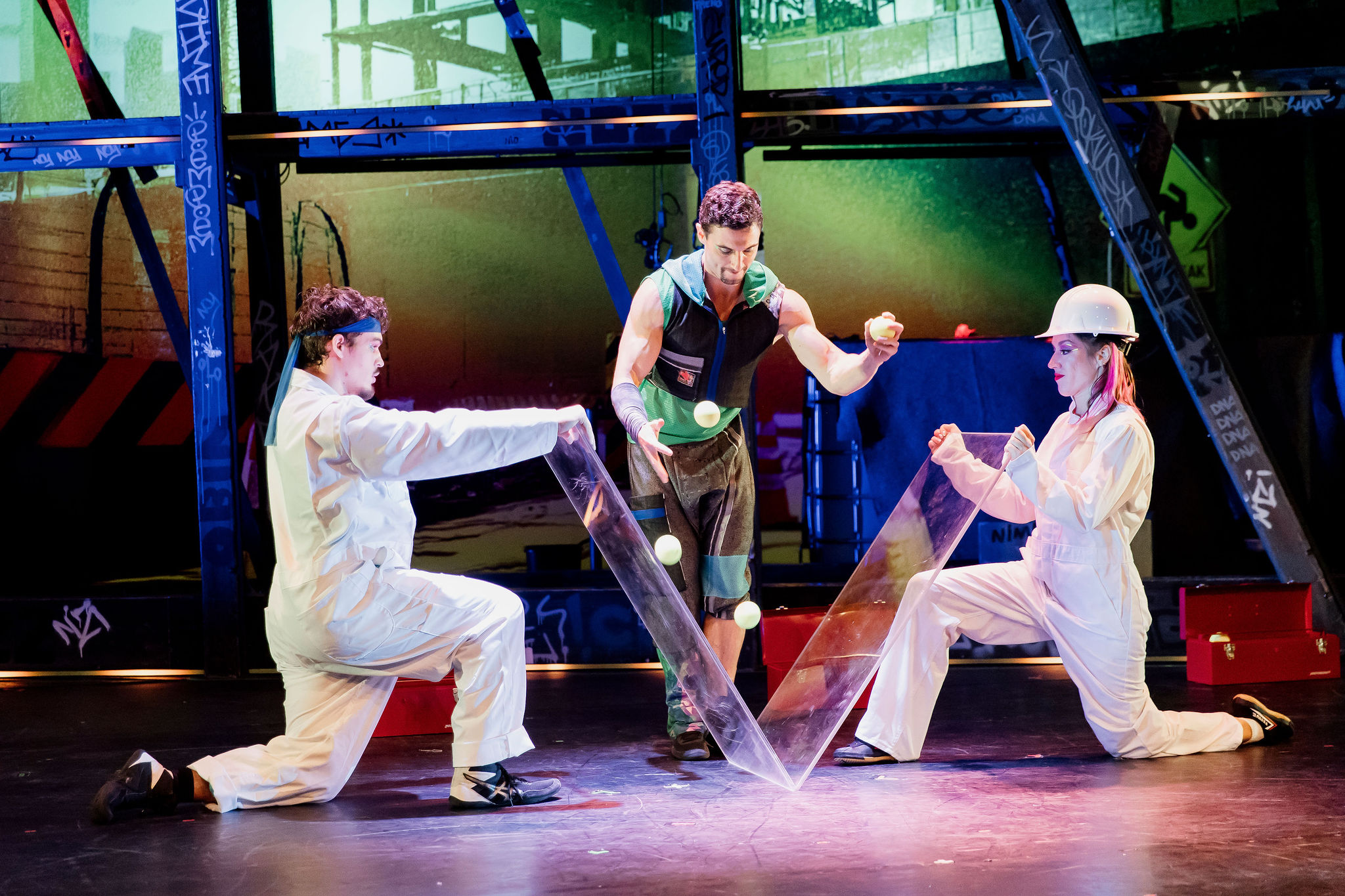"Cirque Eloize" : un West Side Eloize époustouflant au Théâtre ...